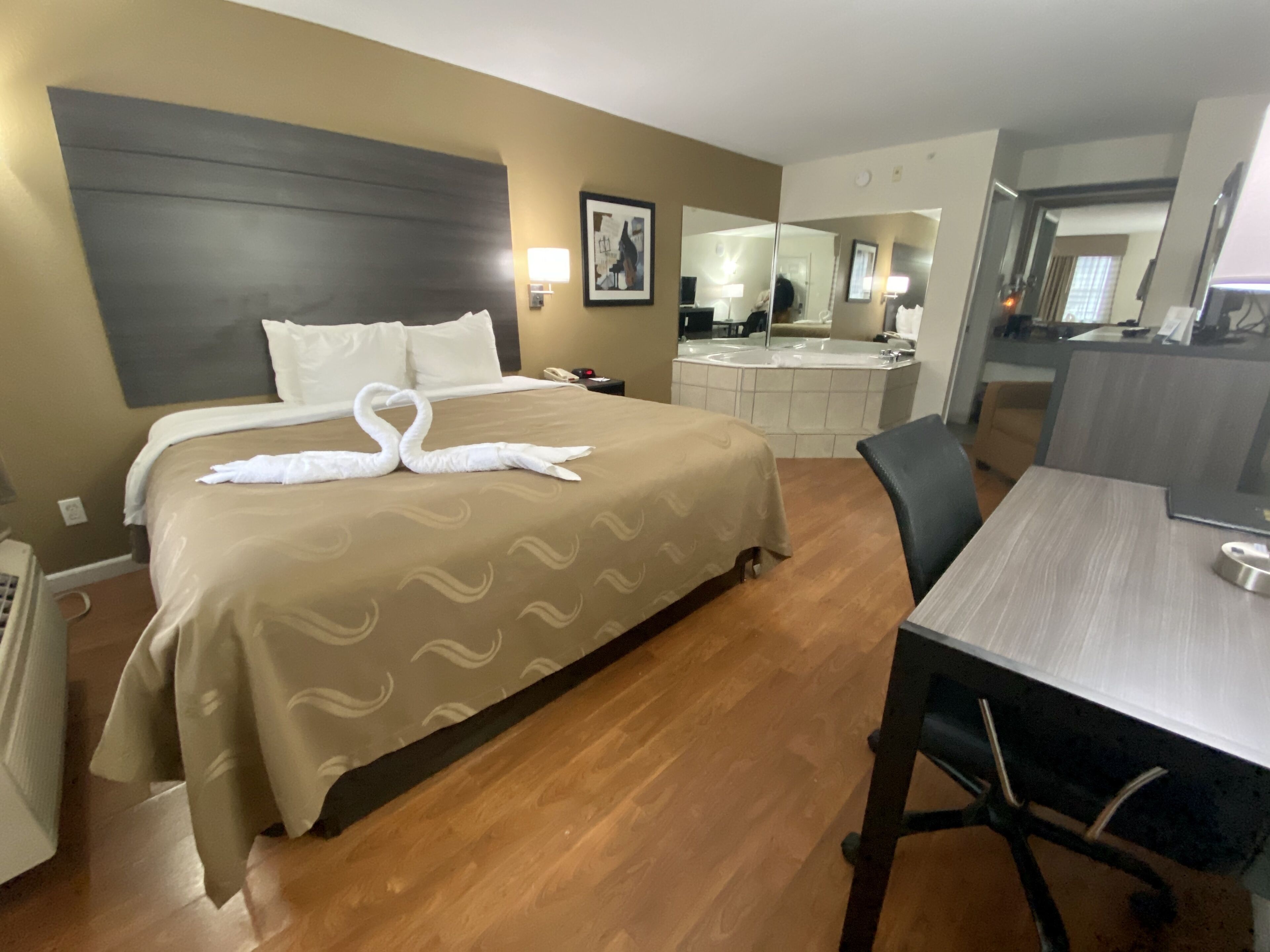 Quarto, 1 cama King, para não fumantes, banheira de imersão | Escrivaninha, ferros/tábuas de passar roupa, Wi-Fi de cortesia