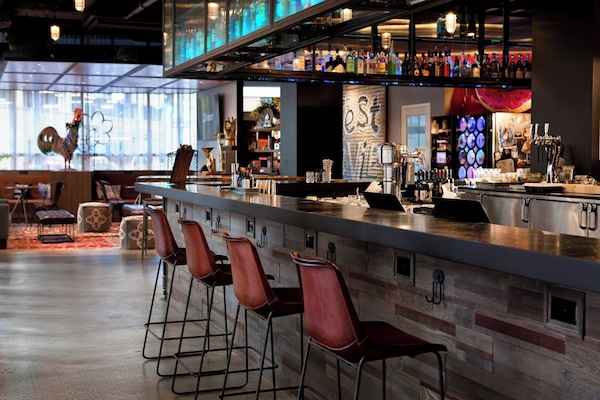 Serve café da manhã, almoço e jantar