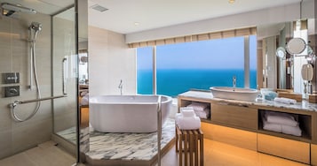 Suíte panorâmica, para não fumantes (Club Floor,Grand view bath) | Banheiro | Chuveiro/banheira combinados, produtos de toalete grátis