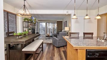 Condo luxo | Área de estar | TV LCD 32 polegadas com canais a cabo, TV