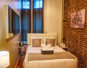 Cofre no quarto, com decoração personalizada, secretária 