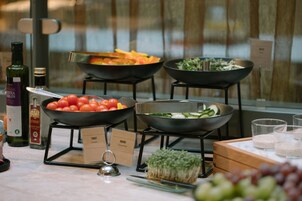 Uma bancada de cozinha com diversos vegetais e acompanhamentos.