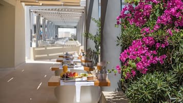 2 restaurantes, pequenos-almoços servidos