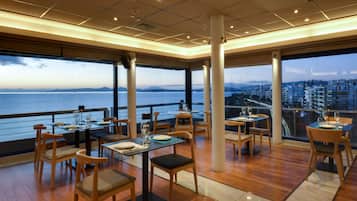 Almoços e jantares servidos, incluindo cozinha mediterrânica