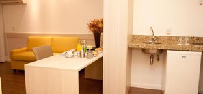 Quarto Standard, 1 cama queen-size | Cozinha privada | São fornecidos artigos de higiene pessoal ecológicos 