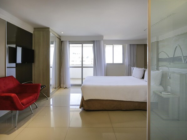 Minibar, cofre no quarto, secretária, cortinas/cortinados opacos 