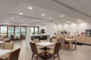 Café da manhã com buffet grátis todos os dias