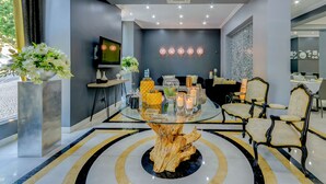 Uma sala de jantar moderna com mesa de vidro, cadeiras elegantes e iluminação decorativa.