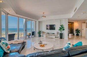 Penthouse de Luxo, 3 quartos, vista para o oceano | Sala de estar | Televisor LCD de 40 polegadas com canais digitais, televisor