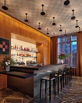 Serve café da manhã e jantar 