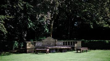 Banco de pedra com intrincadas esculturas em um parque.