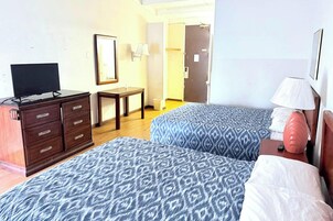 Quarto, 2 camas queen-size, não fumadores | Ferro/tábua de engomar, roupa de cama fornecida