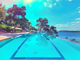 Piscina interna, 2 piscinas externas, espreguiçadeiras