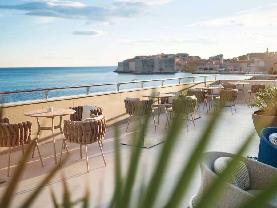 2 bares/lounges