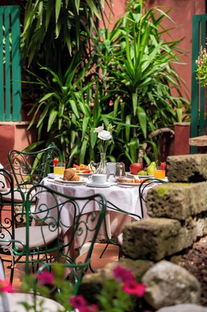 Pequeno-almoço tipo buffet diário (15 EUR por pessoa) 