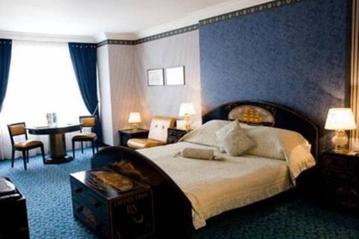 Edredões de penas, minibar, cofre no quarto, secretária 