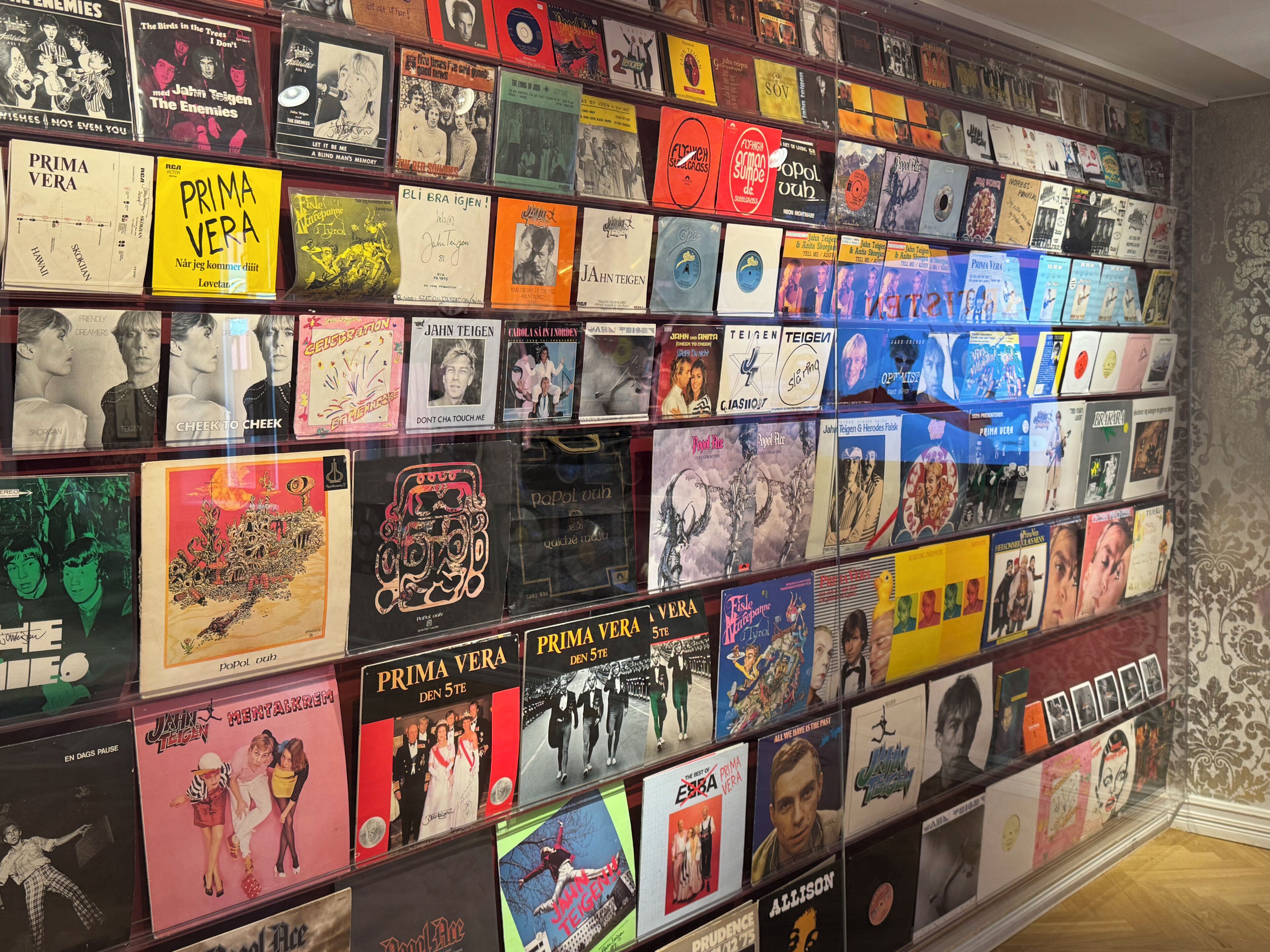 Uma parede repleta de discos de vinil antigos.