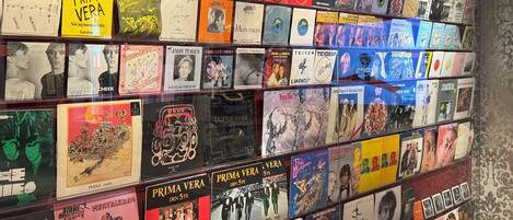 Uma parede repleta de discos de vinil antigos.