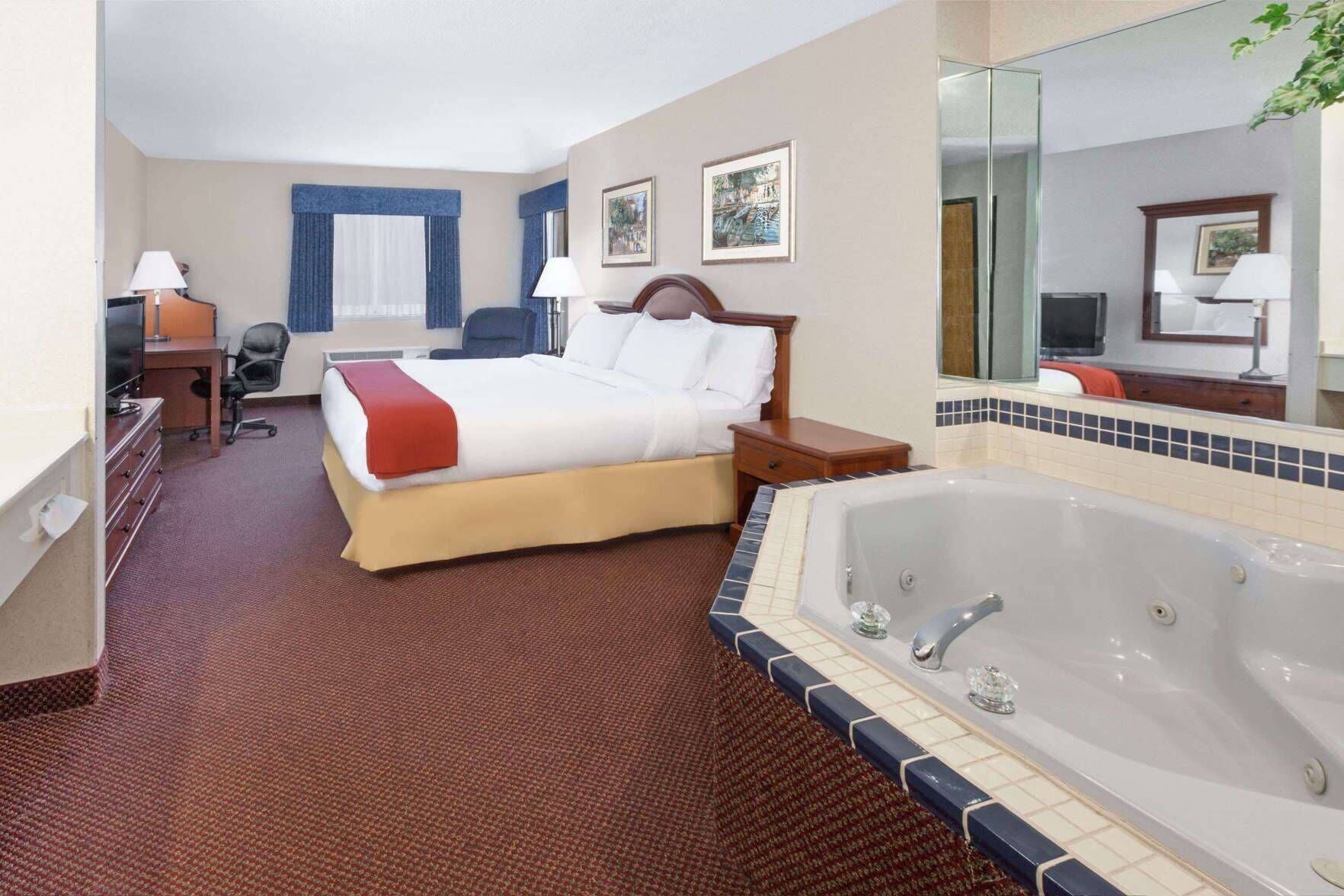 Camas com colchões pillow-top, escrivaninha