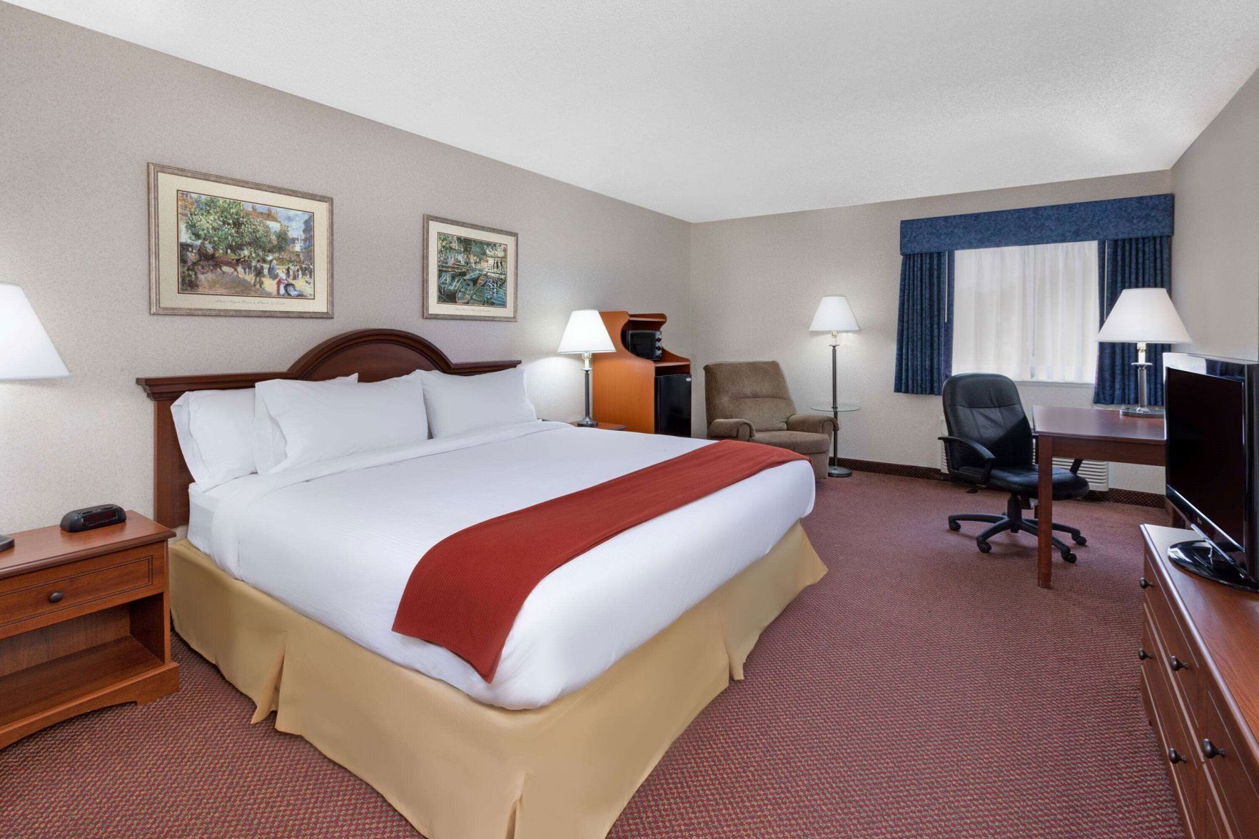 Camas com colchões pillow-top, escrivaninha