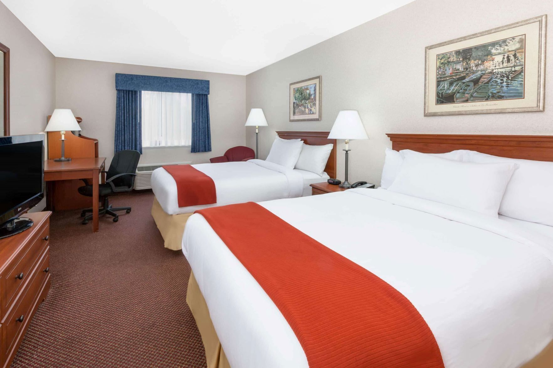 Camas com colchões pillow-top, escrivaninha