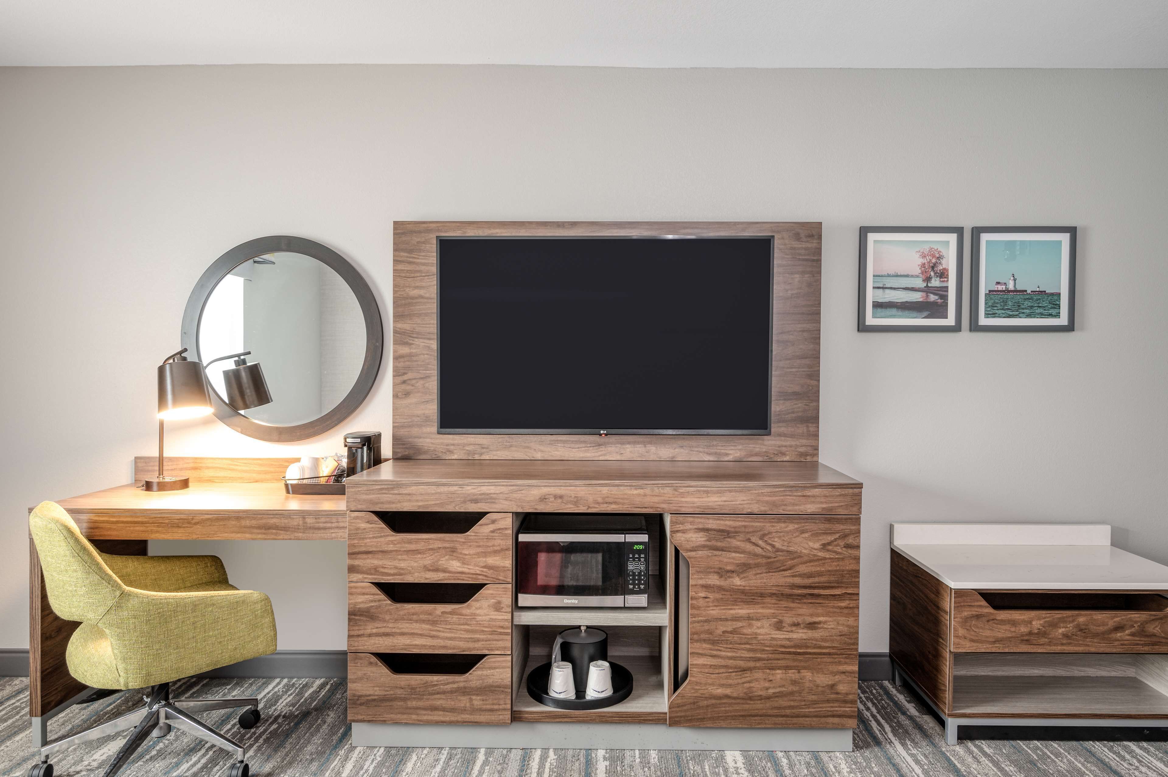 Quarto, 2 camas de casal, acessível, banheira (Mobility &amp; Hearing) | Secretária, cortinas/cortinados opacos, ferro/tábua de engomar 