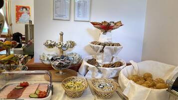 Pequeno-almoço tipo buffet diário mediante uma taxa