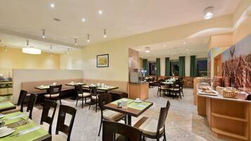 Café da manhã com buffet todos os dias mediante uma taxa