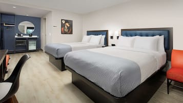 Quarto standard, 2 camas de casal, para não fumantes | Escrivaninha, espaço de trabalho para notebook, cortinas blackout