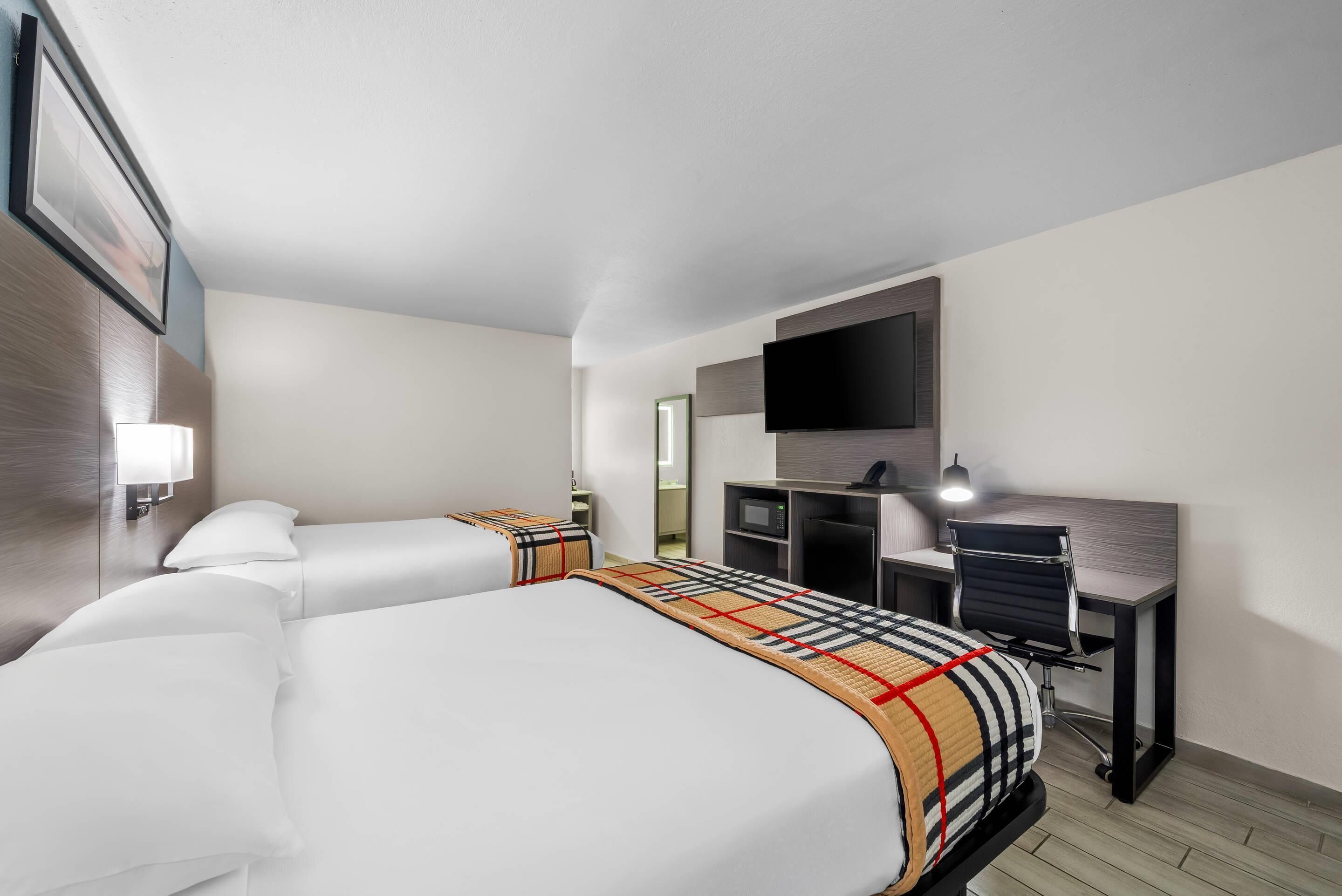 Quarto, 2 camas Queen, para não fumantes | Ferros/tábuas de passar roupa, Wi-Fi de cortesia, roupa de cama