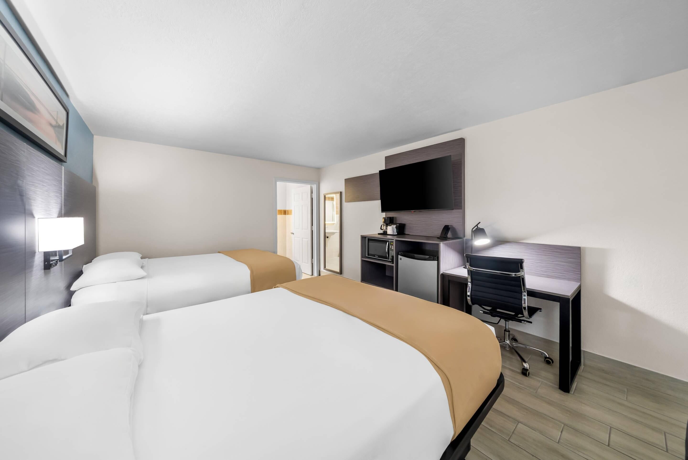 Quarto, 2 camas Queen, acessível, para não fumantes | Ferros/tábuas de passar roupa, Wi-Fi de cortesia, roupa de cama