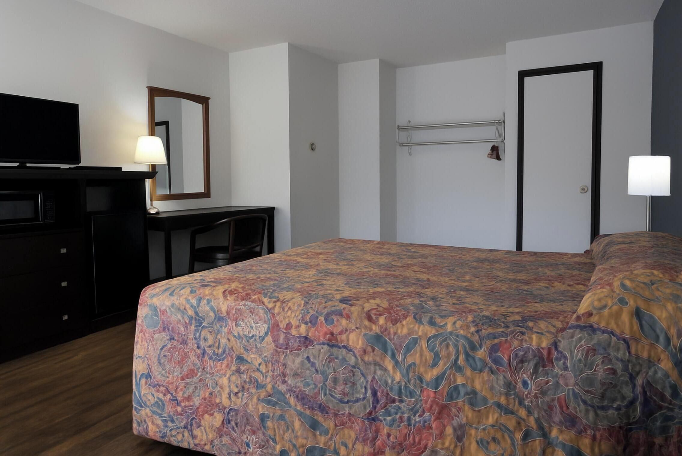 Quarto, 1 cama queen-size | Secretária, ferro/tábua de engomar, Wi-fi grátis 