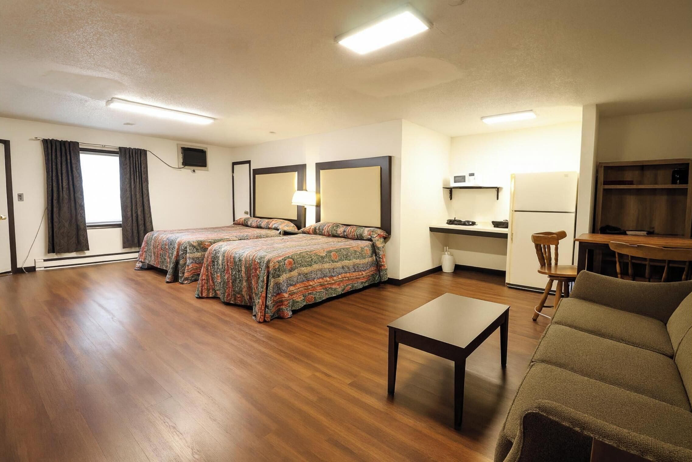 Quarto, 2 camas queen-size | Secretária, ferro/tábua de engomar, Wi-fi grátis 