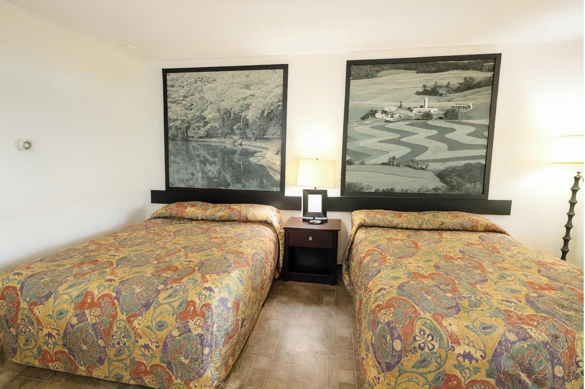 Quarto, 2 camas de casal | Secretária, ferro/tábua de engomar, Wi-fi grátis 