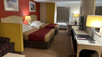 Suíte, várias camas, para não fumantes (Efficiency) | Escrivaninha, Wi-Fi de cortesia, roupa de cama, despertadores