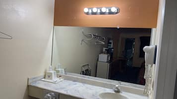 Quarto, 2 camas Queen, para fumantes | Banheiro | Produtos de toalete grátis, secador de cabelo, toalhas de banho