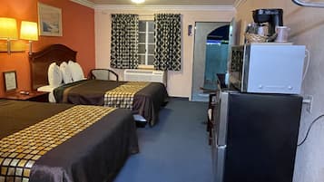 Quarto, 2 camas Queen, para não fumantes | Ferros/tábuas de passar roupa, Wi-Fi de cortesia, roupa de cama