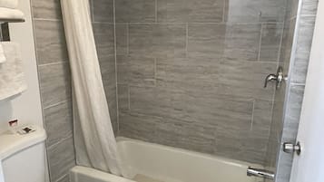 Produtos de toalete grátis, secador de cabelo, toalhas de banho