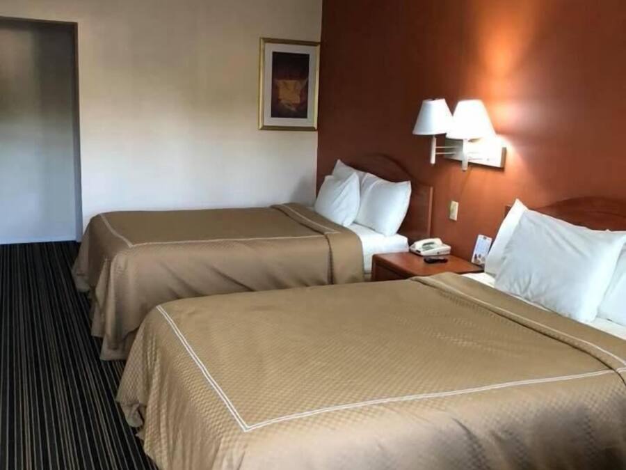 Quarto casal básico | Escrivaninha, Wi-Fi de cortesia, roupa de cama