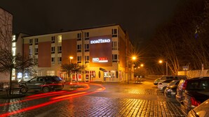 Um edifício com a placa 'Dormiero' e 'Red Grill'.