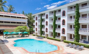 3 piscinas exteriores, guarda-sóis, espreguiçadeiras 