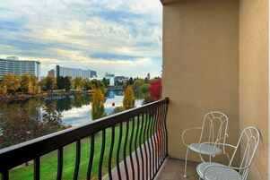 River View King Suite | Vista do quarto