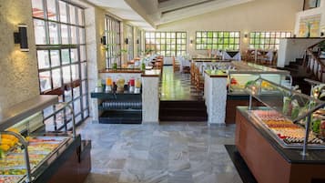 Serviço de café da manhã, almoço, jantar; vistas para a piscina