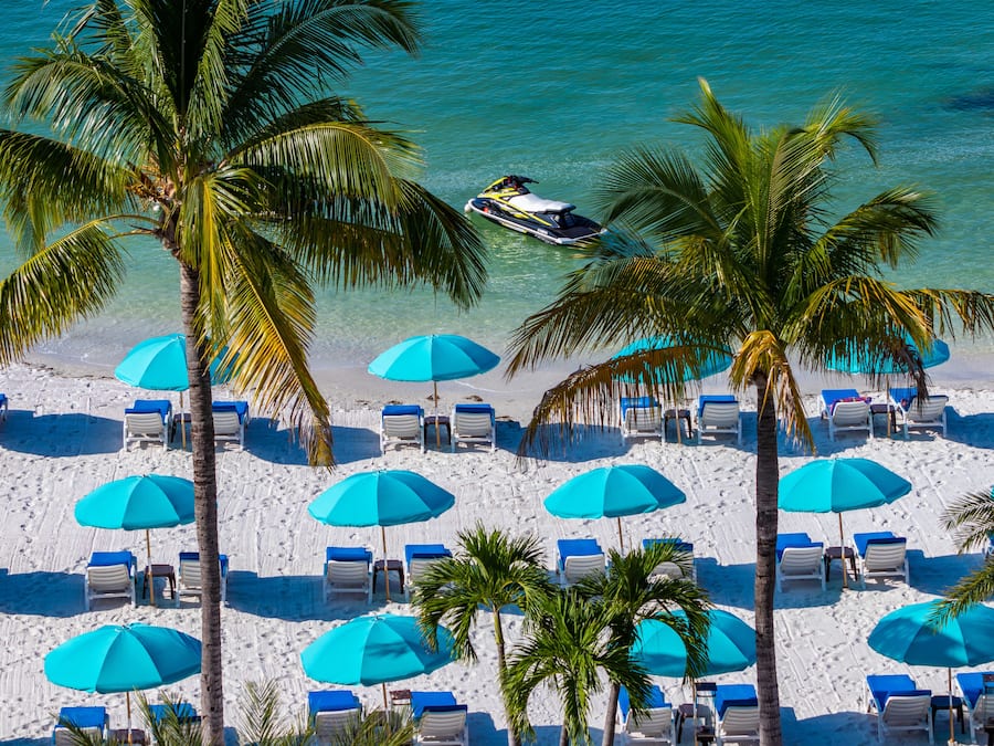 Na praia, praia de areia branca, toalhas de praia, caiaque