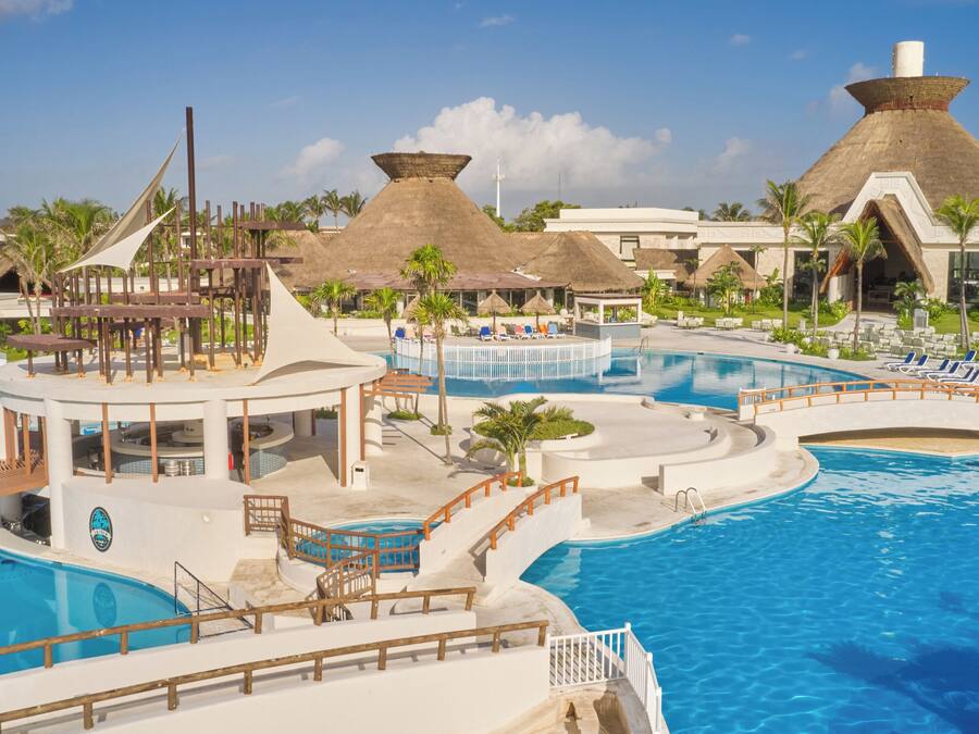 4 piscinas externas, guarda-sóis, espreguiçadeiras