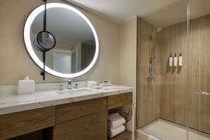 Roupa de alta qualidade, minibar, cofre no quarto 