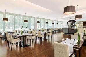 Pequeno-almoço tipo buffet diário mediante uma taxa 
