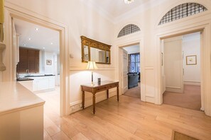 Apartamento Clássico, 3 quartos, 2 casas de banho | Sala de estar | Televisor de 65 polegadas com canais via satélite