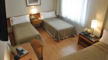Quarto triplo executivo | Roupas de cama premium, frigobar, cofres nos quartos, escrivaninha