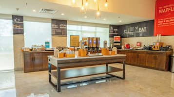 Café da manhã com buffet grátis todos os dias